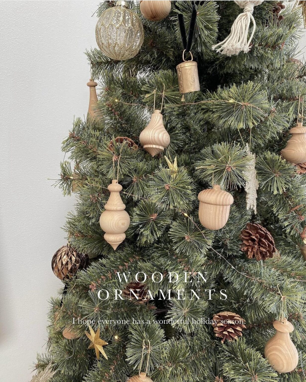 Μινιμαλιστικό χριστουγεννιάτικο δέντρο με ξύλινα στολίδια και απαλό φωτισμό - Ιδέες για κομψή ...